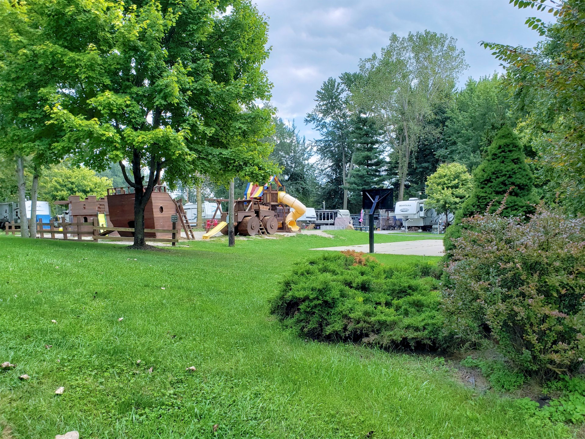 Angola / Hogback Lake KOA Holiday - RV Campground in Angola, IN